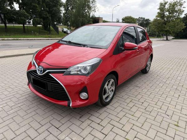 Sarkans Toyota Yaris 2016 Viļņa, ar dzinēja tilpumu 1.50 L un nobraukumu 130 tūkst. km par 8400 €, foto 3 vietnē AUTOMOTO.COM.LV