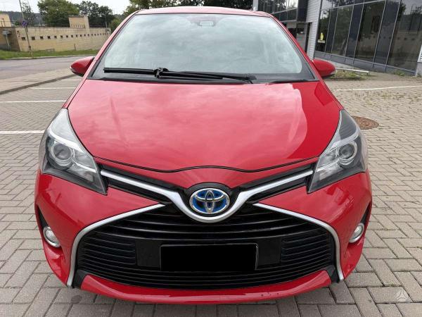 Sarkans Toyota Yaris 2016 Viļņa, ar dzinēja tilpumu 1.50 L un nobraukumu 130 tūkst. km par 8400 €, foto 4 vietnē AUTOMOTO.COM.LV