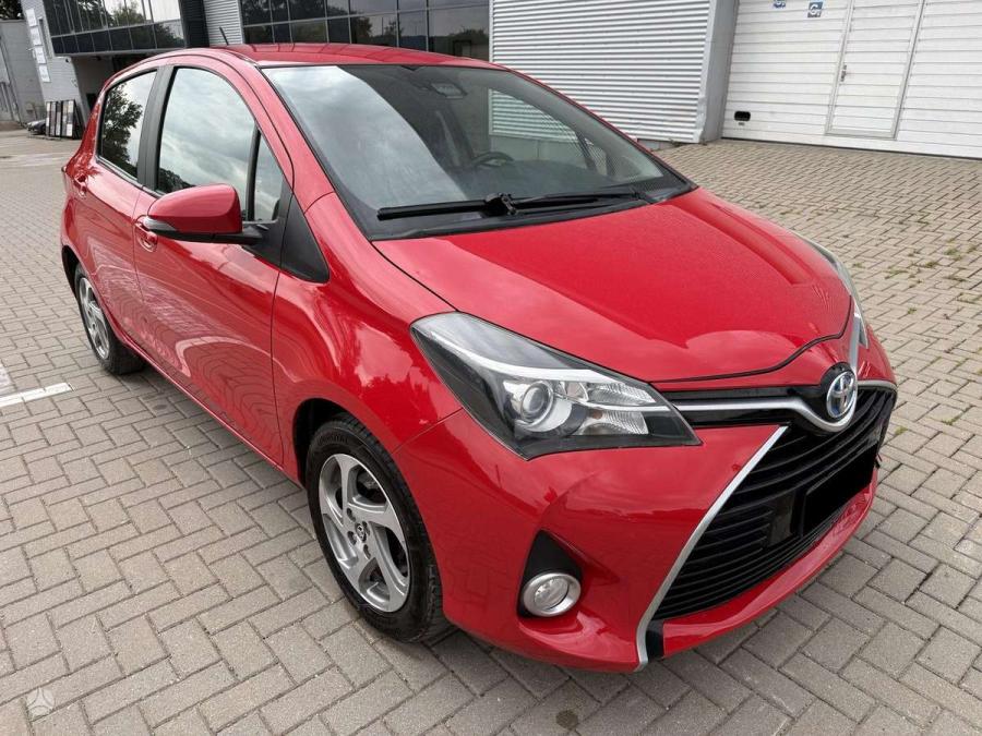 Sarkans Toyota Yaris 2016 Viļņa, ar dzinēja tilpumu 1.50 L un nobraukumu 130 tūkst. km par 8400 €, foto 7 vietnē AUTOMOTO.COM.LV