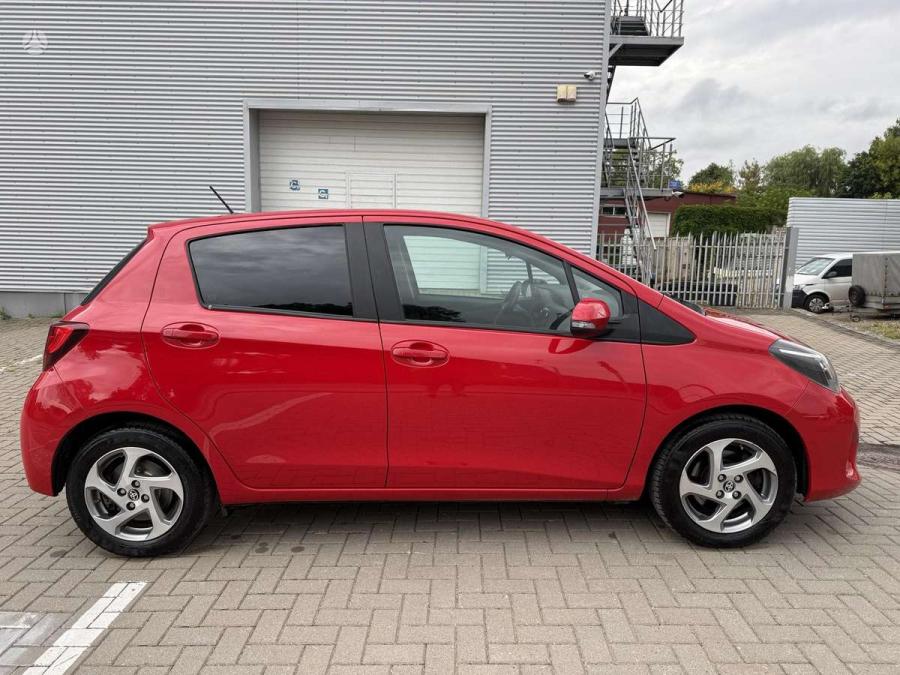 Sarkans Toyota Yaris 2016 Viļņa, ar dzinēja tilpumu 1.50 L un nobraukumu 130 tūkst. km par 8400 €, foto 9 vietnē AUTOMOTO.COM.LV