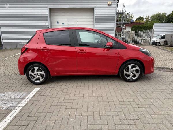 Sarkans Toyota Yaris 2016 Viļņa, ar dzinēja tilpumu 1.50 L un nobraukumu 130 tūkst. km par 8400 €, foto 9 vietnē AUTOMOTO.COM.LV