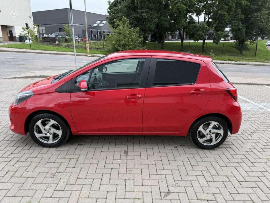 Sarkans Toyota Yaris 2016 Viļņa, ar dzinēja tilpumu 1.50 L un nobraukumu 130 tūkst. km par 8400 €, foto 16 vietnē AUTOMOTO.COM.LV