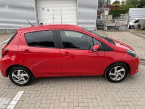 Sarkans Toyota Yaris 2016 Viļņa, ar dzinēja tilpumu 1.50 L un nobraukumu 130 tūkst. km par 8400 €, foto 23 vietnē AUTOMOTO.COM.LV