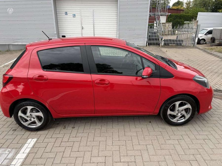 Sarkans Toyota Yaris 2016 Viļņa, ar dzinēja tilpumu 1.50 L un nobraukumu 130 tūkst. km par 8400 €, foto 23 vietnē AUTOMOTO.COM.LV