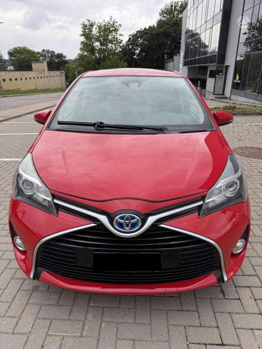 Sarkans Toyota Yaris 2016 Viļņa, ar dzinēja tilpumu 1.50 L un nobraukumu 130 tūkst. km par 8400 €, foto 24 vietnē AUTOMOTO.COM.LV