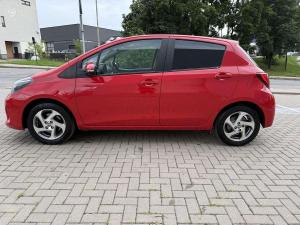 Sarkans Toyota Yaris 2016 Viļņa, ar dzinēja tilpumu 1.50 L un nobraukumu 130 tūkst. km par 8400 €, foto 25 vietnē AUTOMOTO.COM.LV