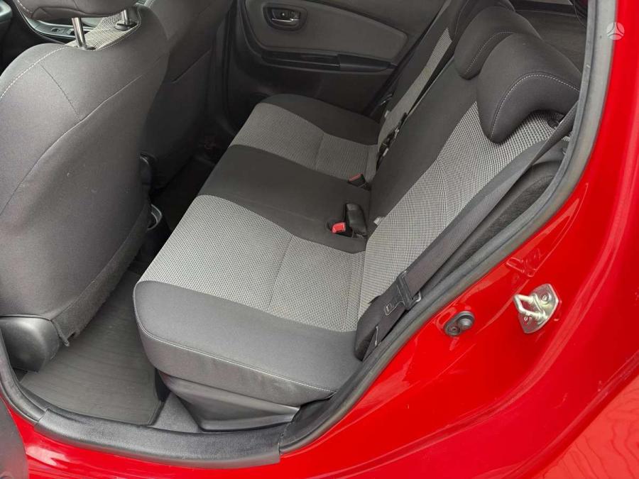 Sarkans Toyota Yaris 2016 Viļņa, ar dzinēja tilpumu 1.50 L un nobraukumu 130 tūkst. km par 8400 €, foto 26 vietnē AUTOMOTO.COM.LV