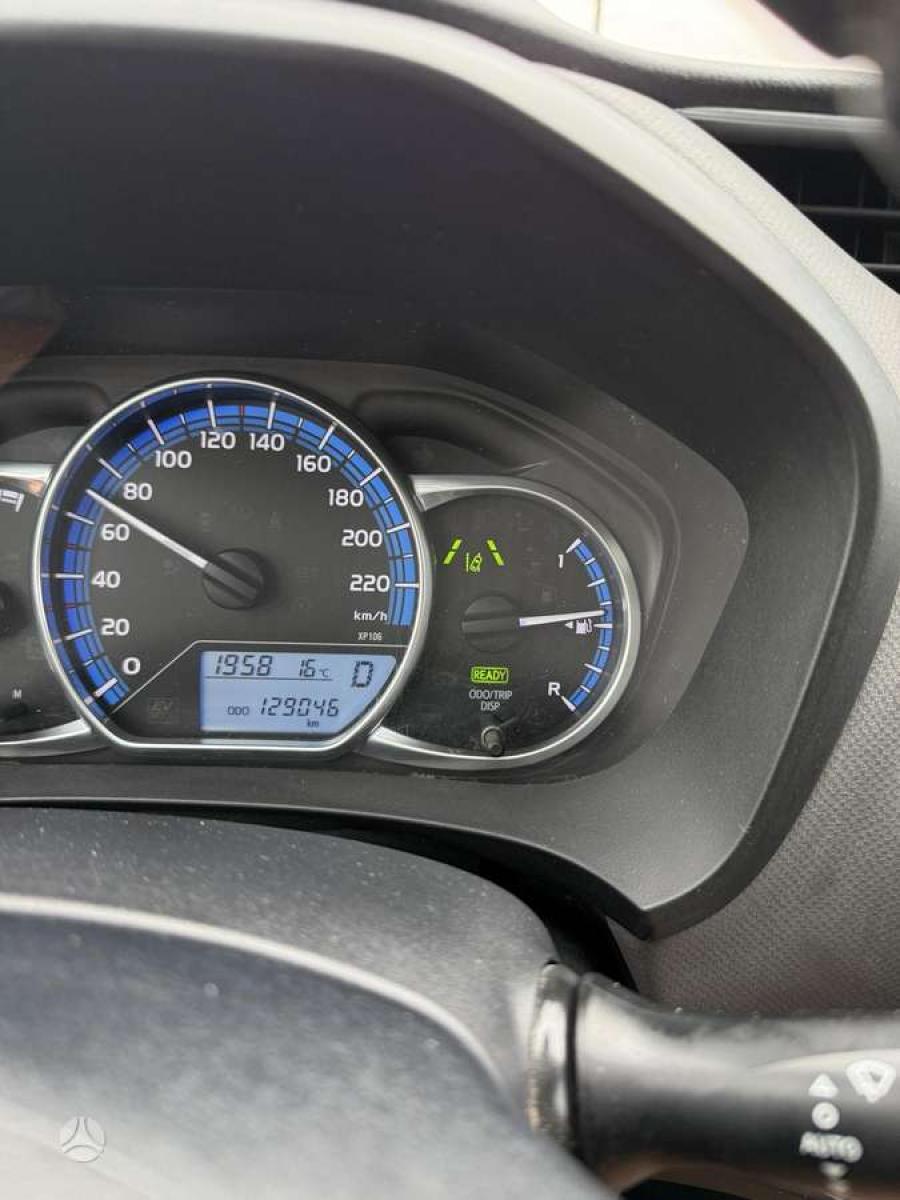 Sarkans Toyota Yaris 2016 Viļņa, ar dzinēja tilpumu 1.50 L un nobraukumu 130 tūkst. km par 8400 €, foto 31 vietnē AUTOMOTO.COM.LV