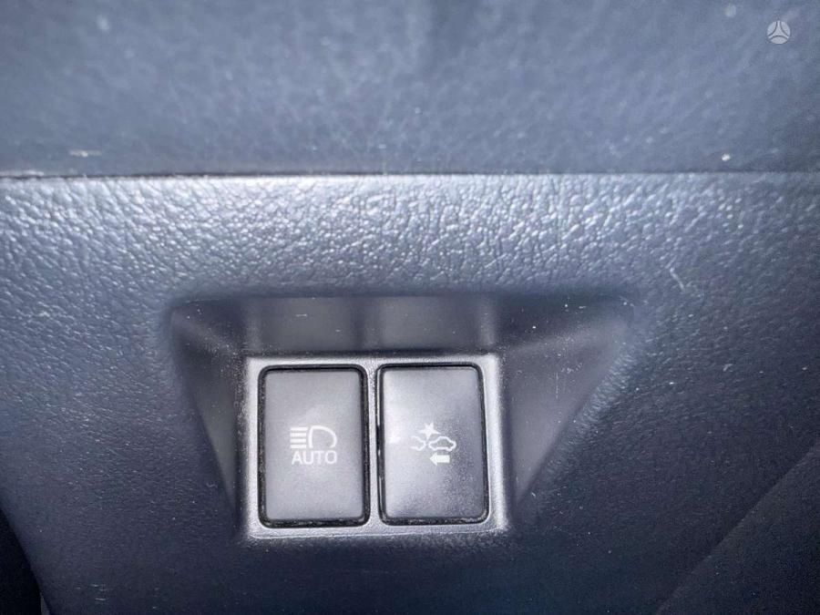Sarkans Toyota Yaris 2016 Viļņa, ar dzinēja tilpumu 1.50 L un nobraukumu 130 tūkst. km par 8400 €, foto 32 vietnē AUTOMOTO.COM.LV