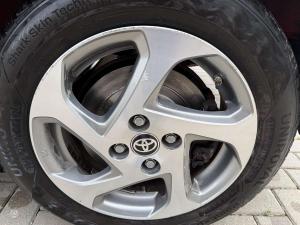 Sarkans Toyota Yaris 2016 Viļņa, ar dzinēja tilpumu 1.50 L un nobraukumu 130 tūkst. km par 8400 €, foto 35 vietnē AUTOMOTO.COM.LV