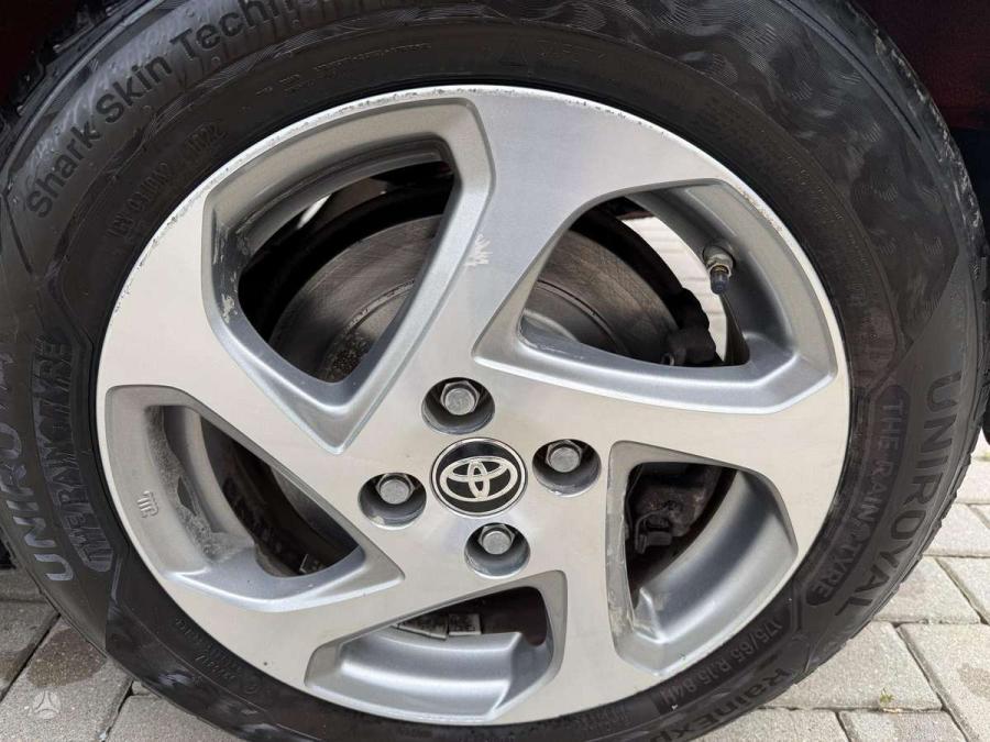 Sarkans Toyota Yaris 2016 Viļņa, ar dzinēja tilpumu 1.50 L un nobraukumu 130 tūkst. km par 8400 €, foto 35 vietnē AUTOMOTO.COM.LV