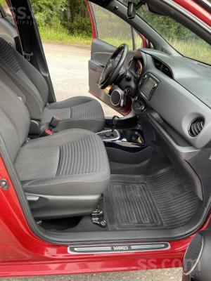 Sarkans Toyota Yaris 2016 Valmiera, ar dzinēja tilpumu 1.30 L un nobraukumu 92 tūkst. km par 8800 €, foto 13 vietnē AUTOMOTO.COM.LV