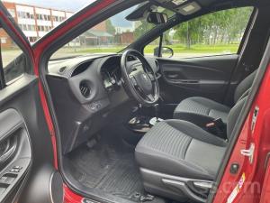 Sarkans Toyota Yaris 2016 Valmiera, ar dzinēja tilpumu 1.30 L un nobraukumu 92 tūkst. km par 8800 €, foto 14 vietnē AUTOMOTO.COM.LV