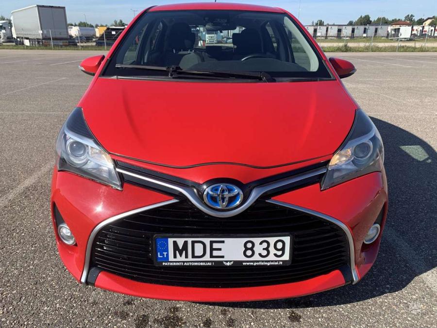 Red Toyota Yaris 2016 in Vilnius, with an engine capacity of 1.50 L and mileage of 184 thousand km for 9990 €, photo 3 on AUTOMOTO.COM.LV
