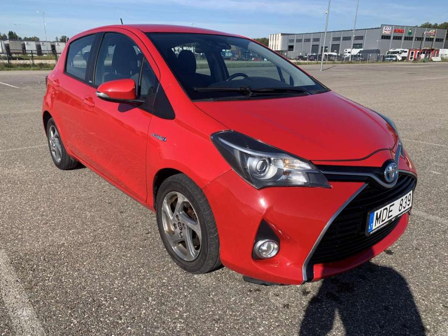 Red Toyota Yaris 2016 in Vilnius, with an engine capacity of 1.50 L and mileage of 184 thousand km for 9990 €, photo 4 on AUTOMOTO.COM.LV