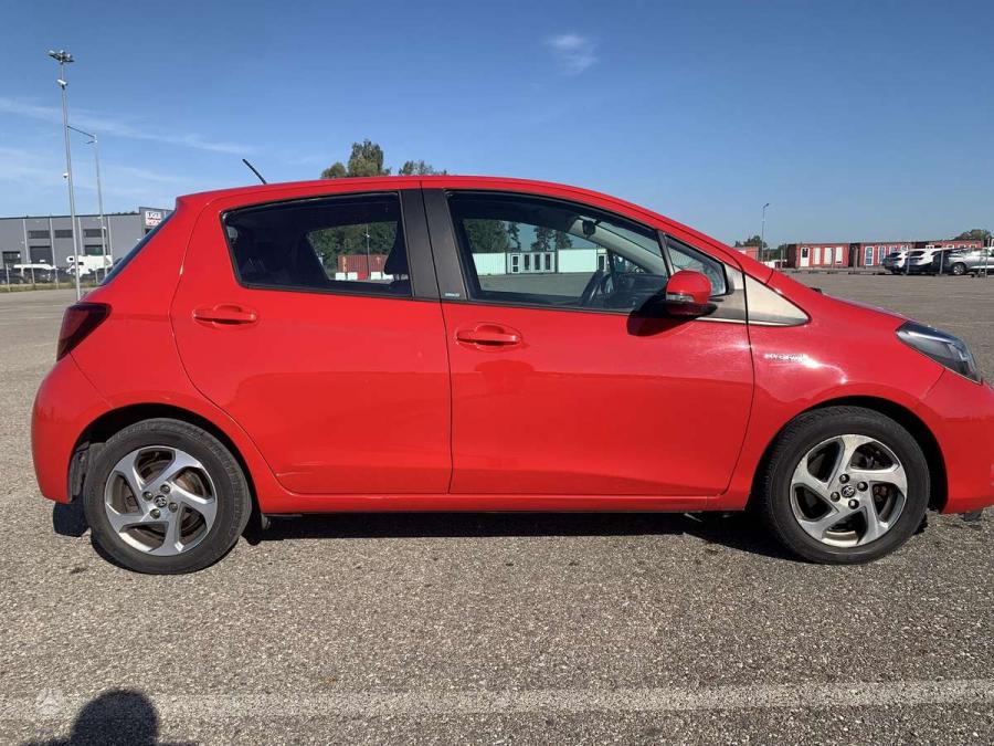 Red Toyota Yaris 2016 in Vilnius, with an engine capacity of 1.50 L and mileage of 184 thousand km for 9990 €, photo 5 on AUTOMOTO.COM.LV