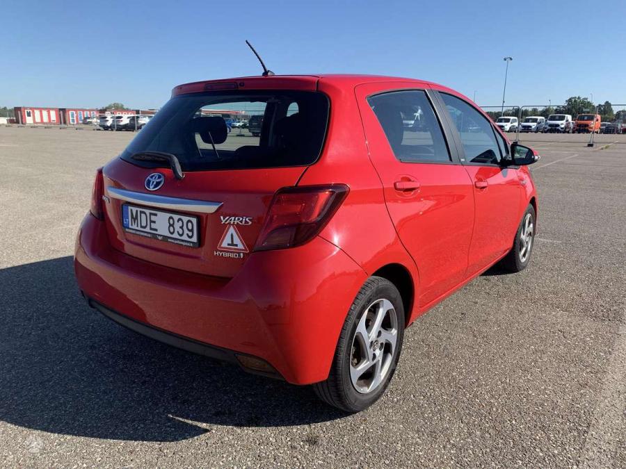 Red Toyota Yaris 2016 in Vilnius, with an engine capacity of 1.50 L and mileage of 184 thousand km for 9990 €, photo 6 on AUTOMOTO.COM.LV