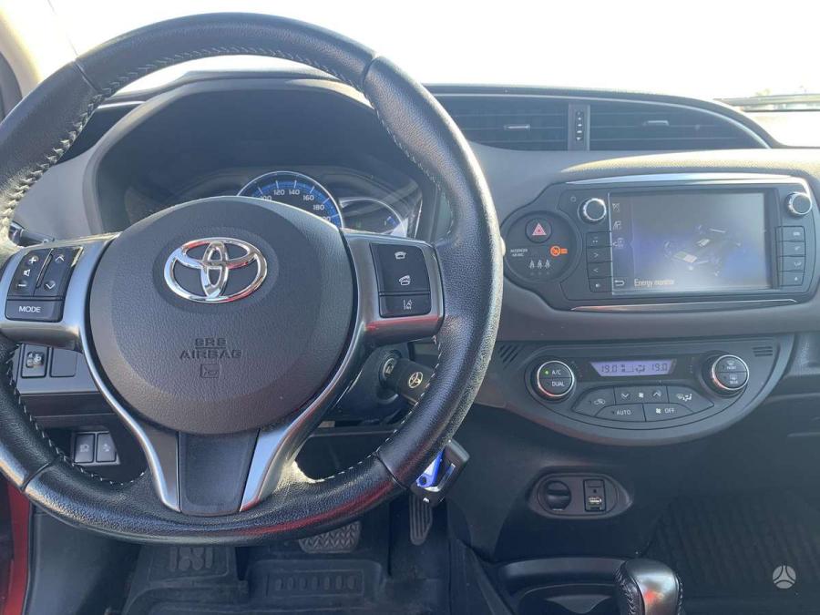 Red Toyota Yaris 2016 in Vilnius, with an engine capacity of 1.50 L and mileage of 184 thousand km for 9990 €, photo 13 on AUTOMOTO.COM.LV