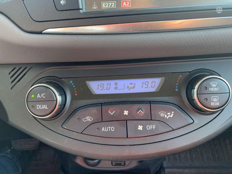 Red Toyota Yaris 2016 in Vilnius, with an engine capacity of 1.50 L and mileage of 184 thousand km for 9990 €, photo 24 on AUTOMOTO.COM.LV