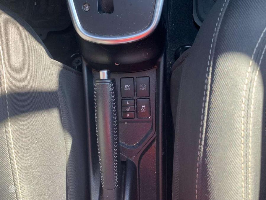 Red Toyota Yaris 2016 in Vilnius, with an engine capacity of 1.50 L and mileage of 184 thousand km for 9990 €, photo 26 on AUTOMOTO.COM.LV