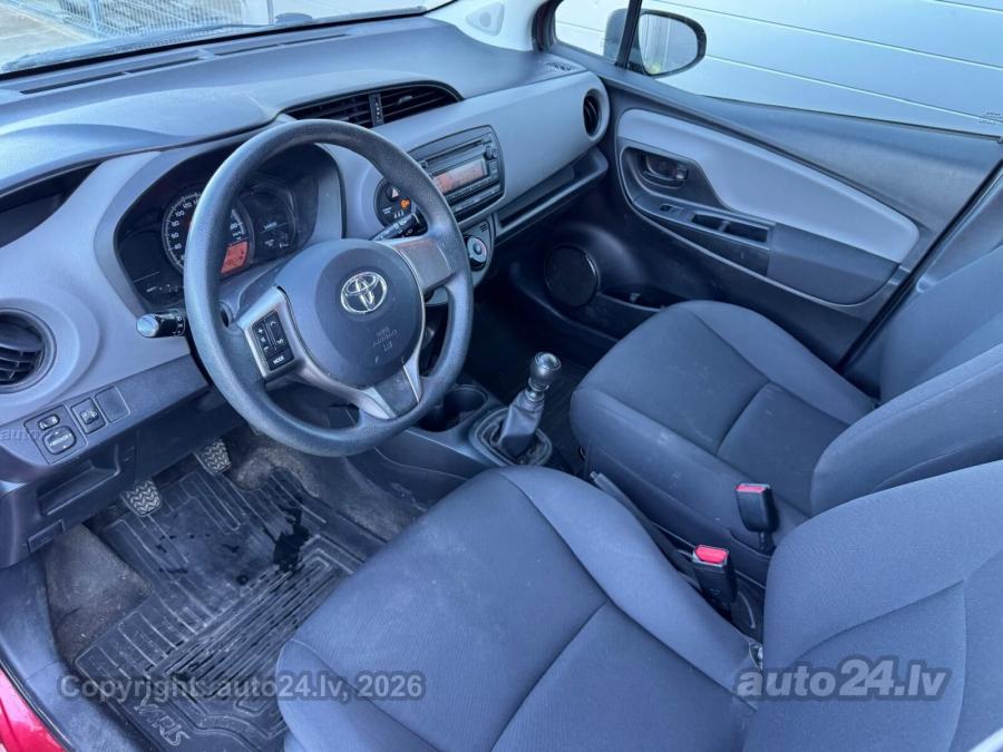Sarkans Toyota Yaris 2016 Tallina, ar dzinēja tilpumu 1.30 L un nobraukumu 195 tūkst. km par 4995 €, foto 9 vietnē AUTOMOTO.COM.LV