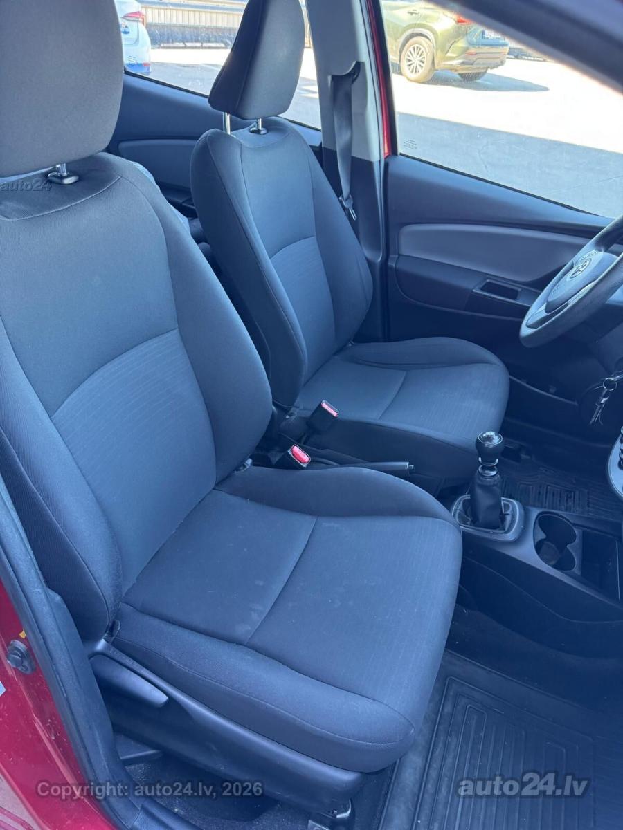 Sarkans Toyota Yaris 2016 Tallina, ar dzinēja tilpumu 1.30 L un nobraukumu 195 tūkst. km par 4995 €, foto 10 vietnē AUTOMOTO.COM.LV