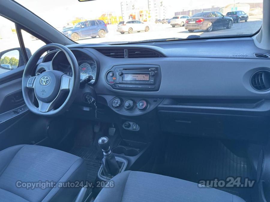 Sarkans Toyota Yaris 2016 Tallina, ar dzinēja tilpumu 1.30 L un nobraukumu 195 tūkst. km par 4995 €, foto 13 vietnē AUTOMOTO.COM.LV