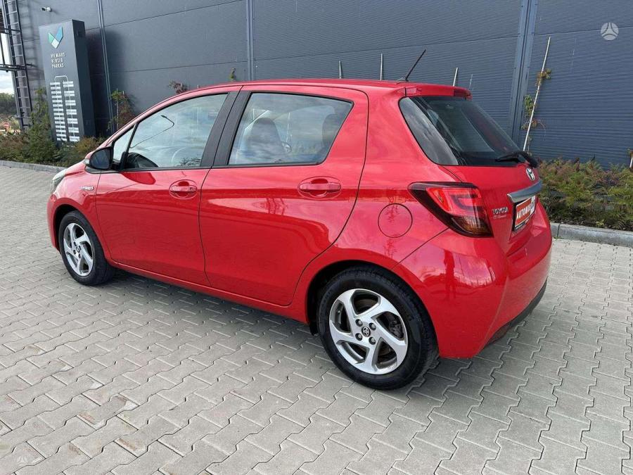 Sarkans Toyota Yaris 2016 Viļņa, ar dzinēja tilpumu 1.50 L un nobraukumu 115 tūkst. km par 12150 €, foto 5 vietnē AUTOMOTO.COM.LV