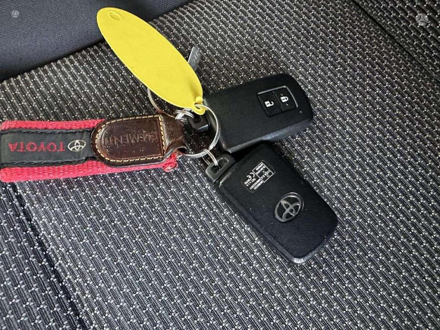 Sarkans Toyota Yaris 2016 Viļņa, ar dzinēja tilpumu 1.50 L un nobraukumu 115 tūkst. km par 12150 €, foto 24 vietnē AUTOMOTO.COM.LV
