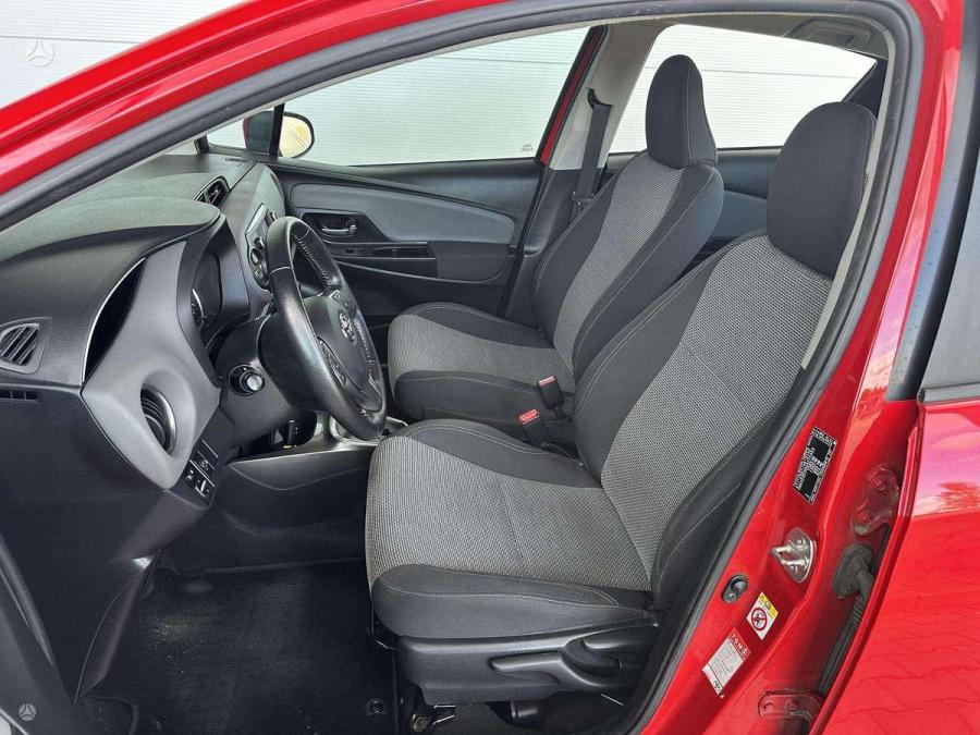 Sarkans Toyota Yaris 2016 Viļņa, ar dzinēja tilpumu 1.50 L un nobraukumu 115 tūkst. km par 12150 €, foto 25 vietnē AUTOMOTO.COM.LV