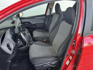 Sarkans Toyota Yaris 2016 Viļņa, ar dzinēja tilpumu 1.50 L un nobraukumu 115 tūkst. km par 12150 €, foto 26 vietnē AUTOMOTO.COM.LV