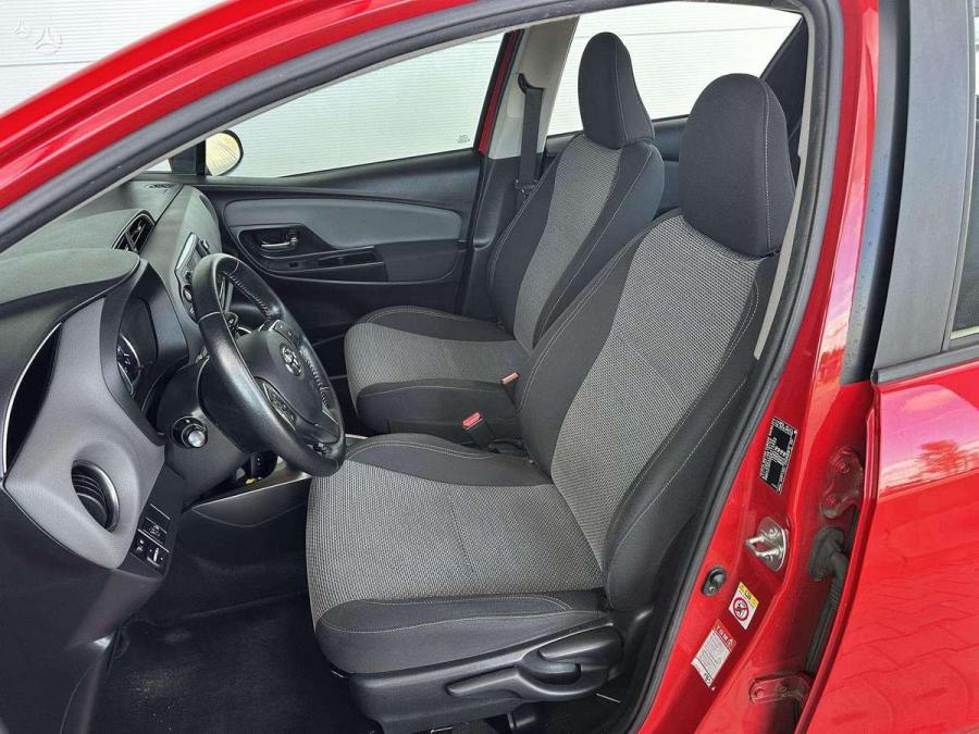 Sarkans Toyota Yaris 2016 Viļņa, ar dzinēja tilpumu 1.50 L un nobraukumu 115 tūkst. km par 12150 €, foto 26 vietnē AUTOMOTO.COM.LV