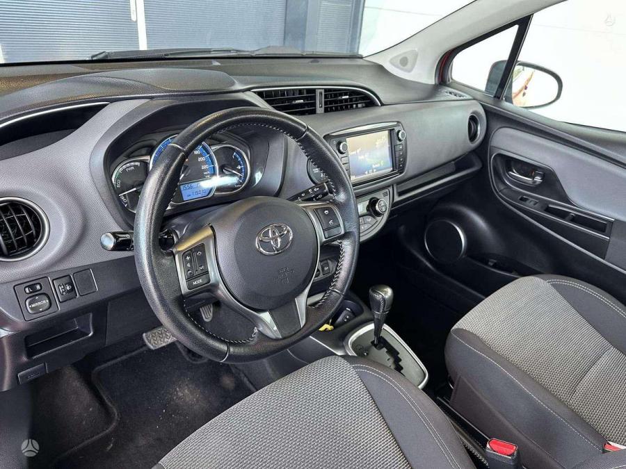 Sarkans Toyota Yaris 2016 Viļņa, ar dzinēja tilpumu 1.50 L un nobraukumu 115 tūkst. km par 12150 €, foto 27 vietnē AUTOMOTO.COM.LV