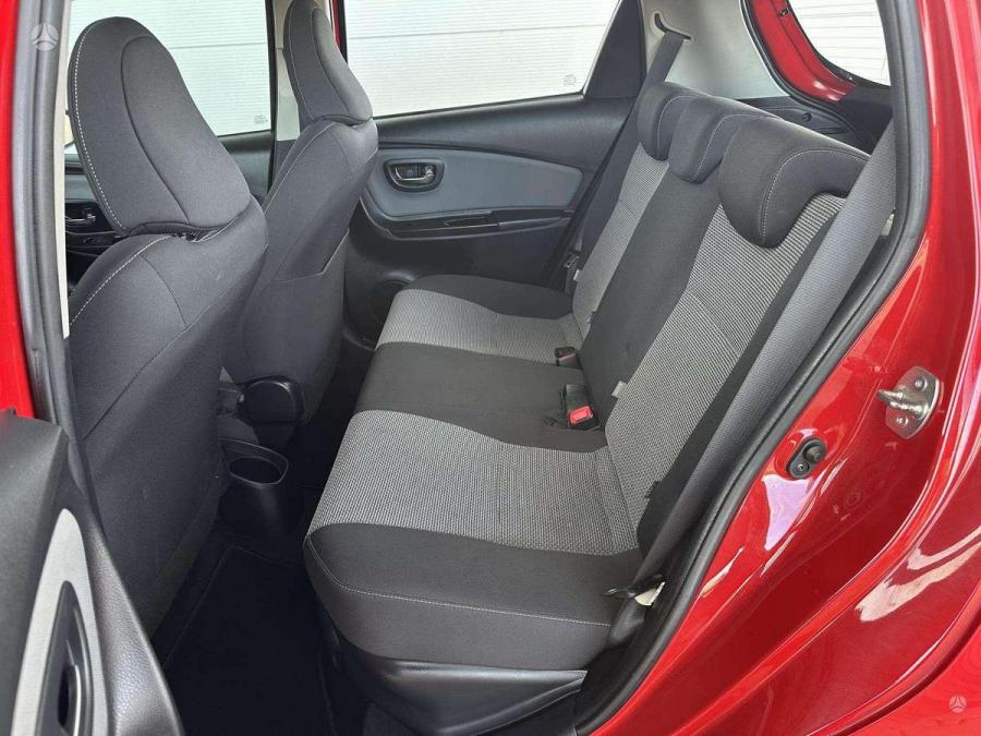 Sarkans Toyota Yaris 2016 Viļņa, ar dzinēja tilpumu 1.50 L un nobraukumu 115 tūkst. km par 12150 €, foto 28 vietnē AUTOMOTO.COM.LV