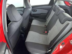 Sarkans Toyota Yaris 2016 Viļņa, ar dzinēja tilpumu 1.50 L un nobraukumu 115 tūkst. km par 12150 €, foto 29 vietnē AUTOMOTO.COM.LV
