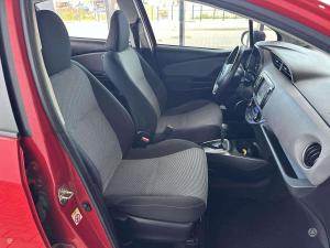 Sarkans Toyota Yaris 2016 Viļņa, ar dzinēja tilpumu 1.50 L un nobraukumu 115 tūkst. km par 12150 €, foto 32 vietnē AUTOMOTO.COM.LV