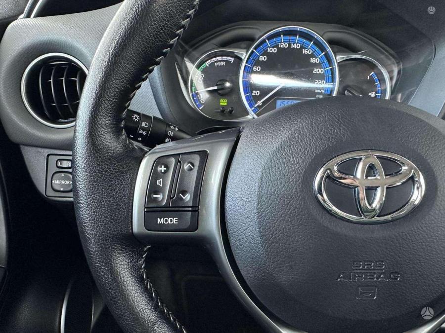 Sarkans Toyota Yaris 2016 Viļņa, ar dzinēja tilpumu 1.50 L un nobraukumu 115 tūkst. km par 12150 €, foto 35 vietnē AUTOMOTO.COM.LV