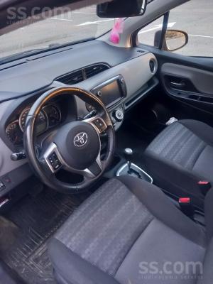 Red Toyota Yaris 2016 in Riga, with an engine capacity of 1.30 L and mileage of 0 thousand km for 8200 €, photo 4 on AUTOMOTO.COM.LV