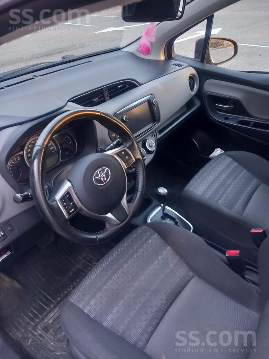 Red Toyota Yaris 2016 in Riga, with an engine capacity of 1.30 L and mileage of 0 thousand km for 8200 €, photo 4 on AUTOMOTO.COM.LV
