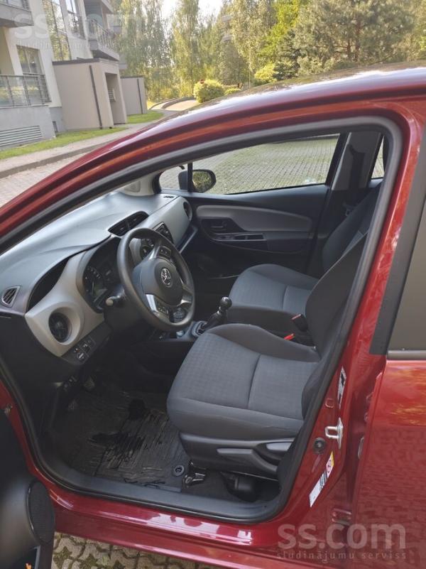 Sarkans Toyota Yaris 2017 Rīga, ar dzinēja tilpumu 1.50 L un nobraukumu 31 tūkst. km par 8500 €, foto 3 vietnē AUTOMOTO.COM.LV