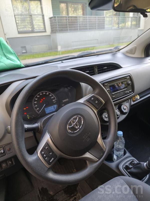 Sarkans Toyota Yaris 2017 Rīga, ar dzinēja tilpumu 1.50 L un nobraukumu 31 tūkst. km par 8500 €, foto 5 vietnē AUTOMOTO.COM.LV