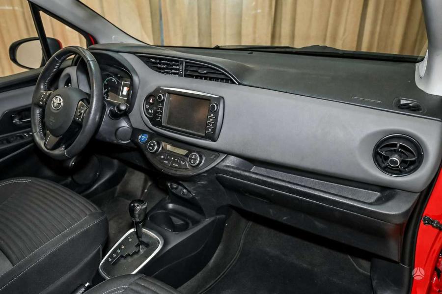 Sarkans Toyota Yaris 2017 Viļņa, ar dzinēja tilpumu 1.50 L un nobraukumu 29 tūkst. km par 13500 €, foto 10 vietnē AUTOMOTO.COM.LV