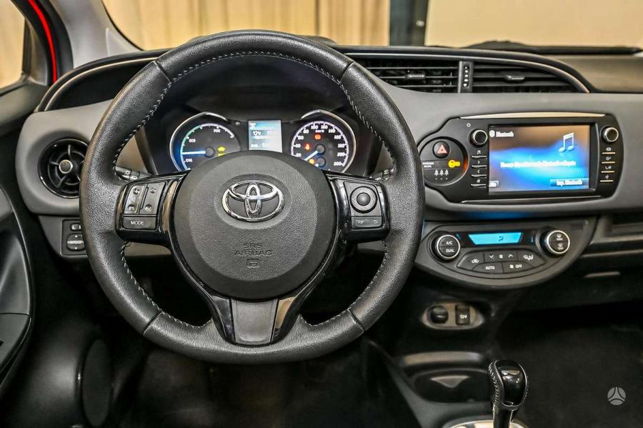 Sarkans Toyota Yaris 2017 Viļņa, ar dzinēja tilpumu 1.50 L un nobraukumu 29 tūkst. km par 13500 €, foto 13 vietnē AUTOMOTO.COM.LV
