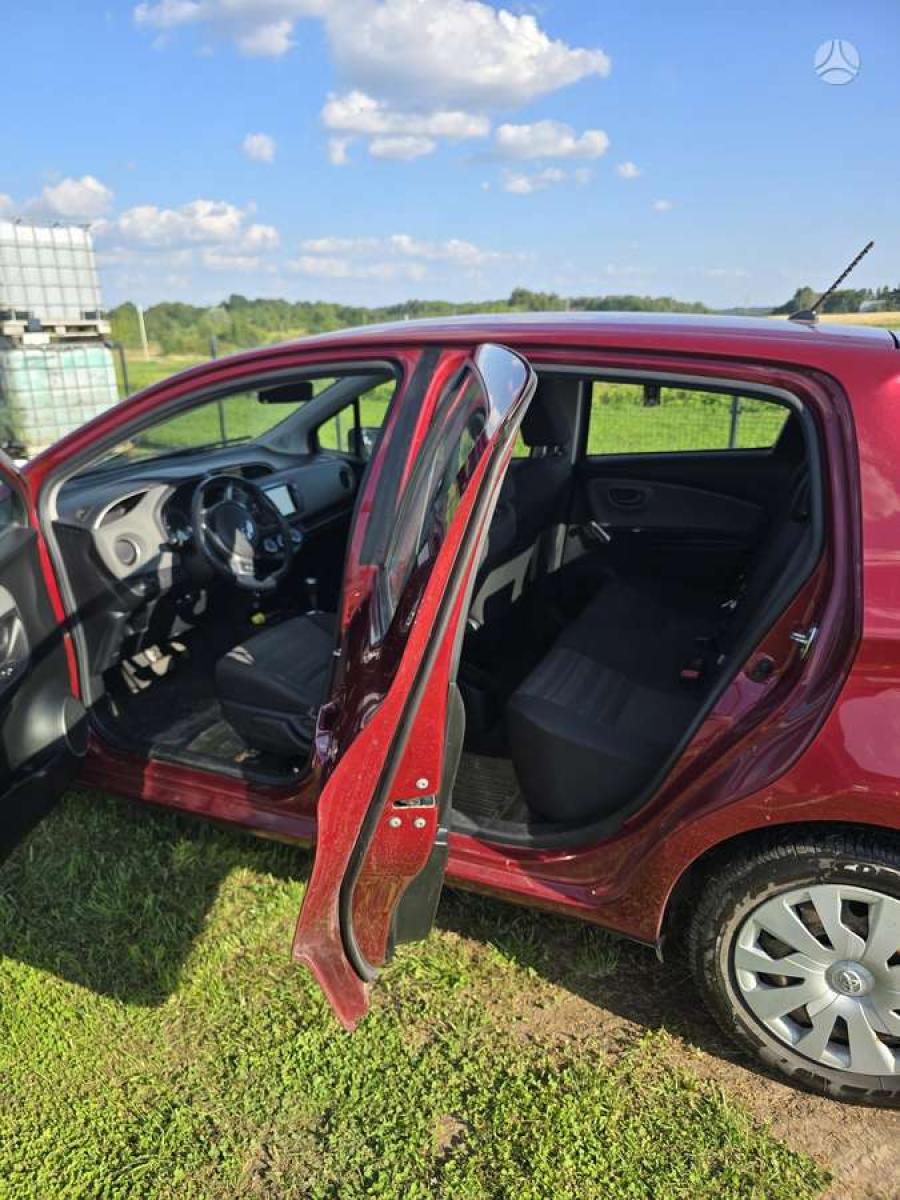 Sarkans Toyota Yaris 2017 Kauņa, ar dzinēja tilpumu 1.33 L un nobraukumu 56 tūkst. km par 9500 €, foto 7 vietnē AUTOMOTO.COM.LV