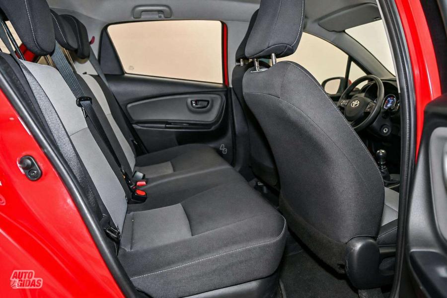 Red Toyota Yaris 2017 in Vilnius, with an engine capacity of 1.50 L and mileage of 29 thousand km for 13500 €, photo 8 on AUTOMOTO.COM.LV
