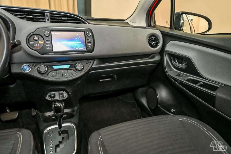 Red Toyota Yaris 2017 in Vilnius, with an engine capacity of 1.50 L and mileage of 29 thousand km for 13500 €, photo 12 on AUTOMOTO.COM.LV