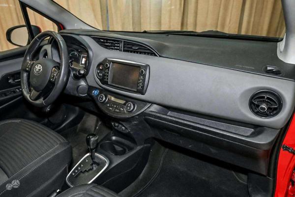 Sarkans Toyota Yaris 2017 Viļņa, ar dzinēja tilpumu 1.50 L un nobraukumu 29 tūkst. km par 13500 €, foto 9 vietnē AUTOMOTO.COM.LV
