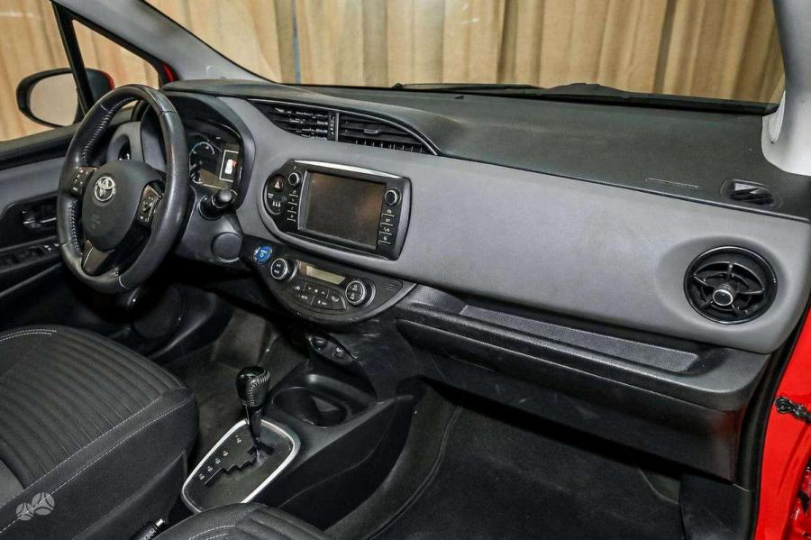 Sarkans Toyota Yaris 2017 Viļņa, ar dzinēja tilpumu 1.50 L un nobraukumu 29 tūkst. km par 13500 €, foto 10 vietnē AUTOMOTO.COM.LV