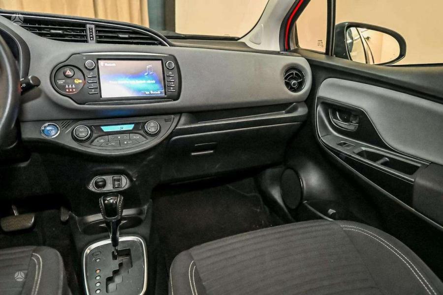 Sarkans Toyota Yaris 2017 Viļņa, ar dzinēja tilpumu 1.50 L un nobraukumu 29 tūkst. km par 13500 €, foto 12 vietnē AUTOMOTO.COM.LV