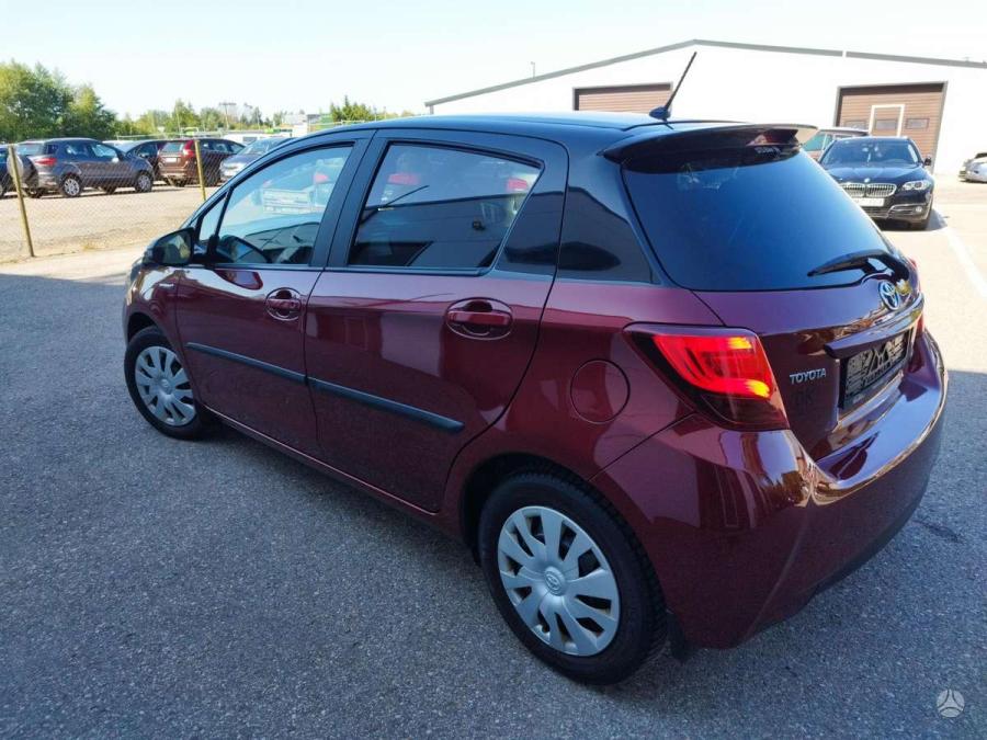 Sarkans Toyota Yaris 2017 Utena, ar dzinēja tilpumu 1.50 L un nobraukumu 162 tūkst. km par 9200 €, foto 6 vietnē AUTOMOTO.COM.LV